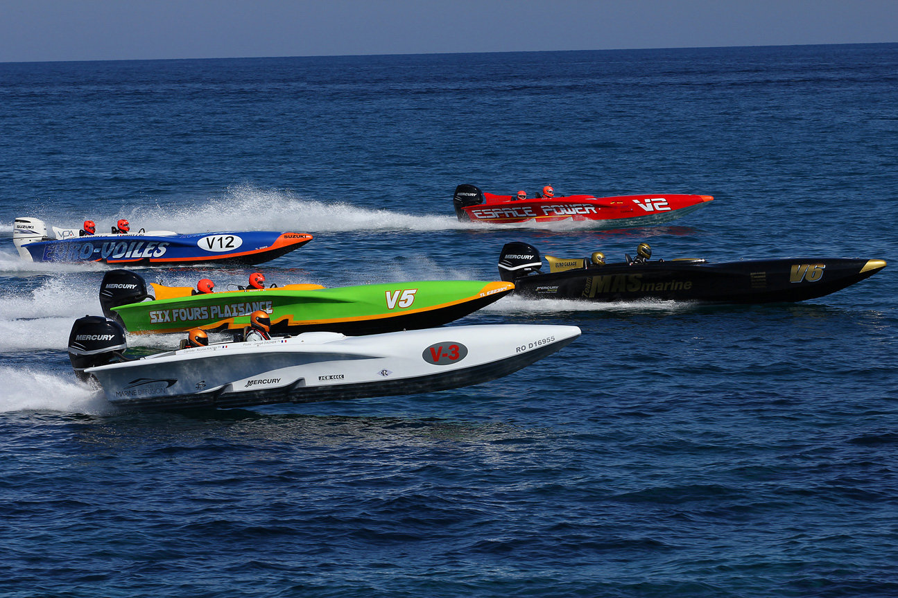 Course Nautique Sur Des Bateaux Moteur Puissant